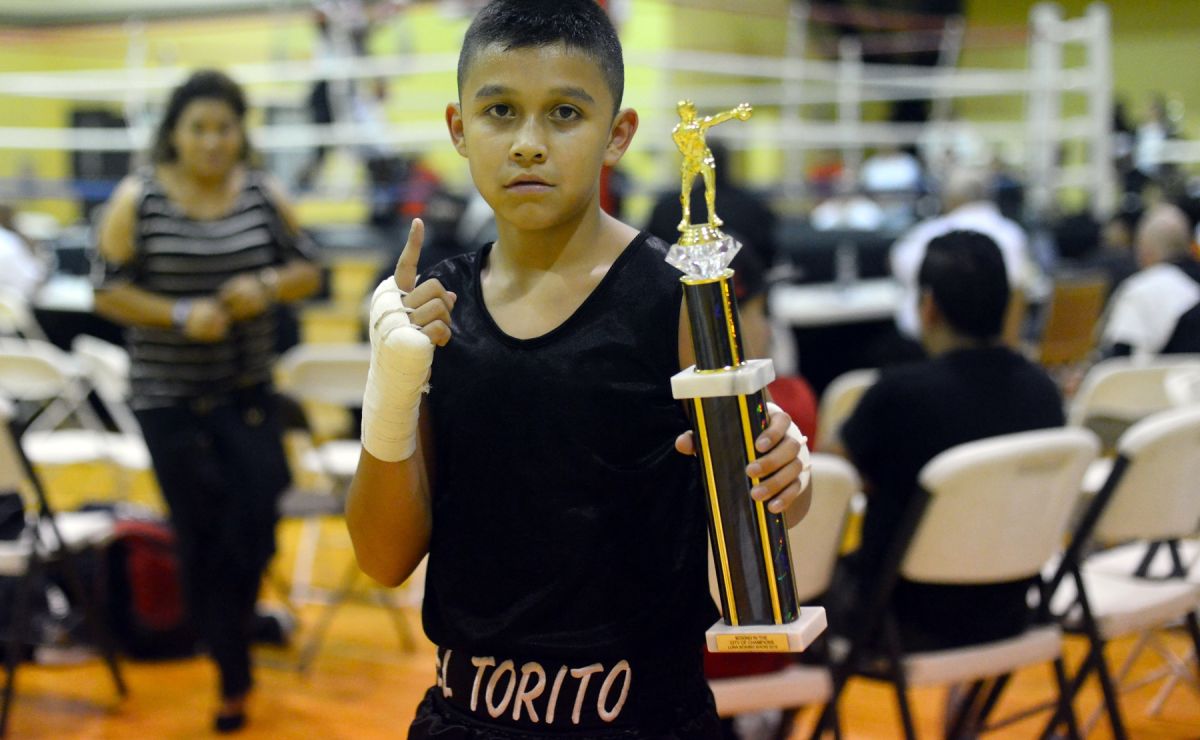 El pequeño ‘Torito’ Rodríguez luce en noche de boxeo - La Raza