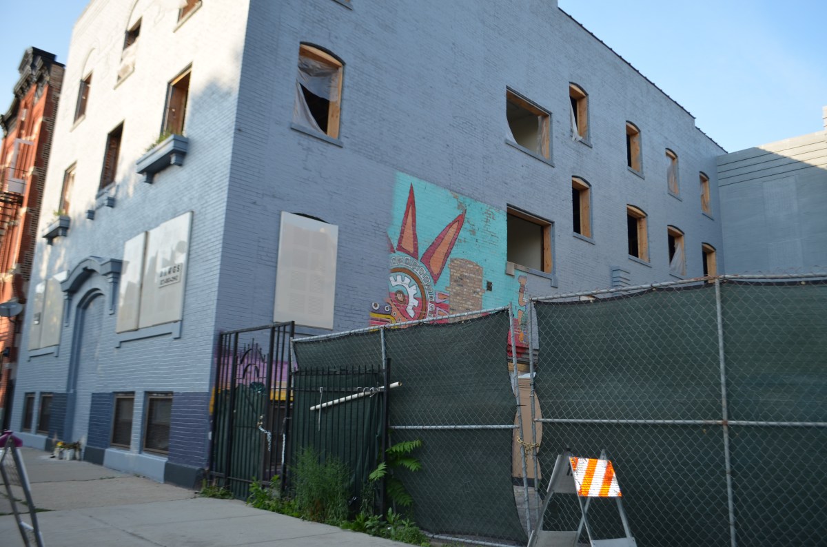 La comunidad de Pilsen se organiza para preservar sus murales - La Raza