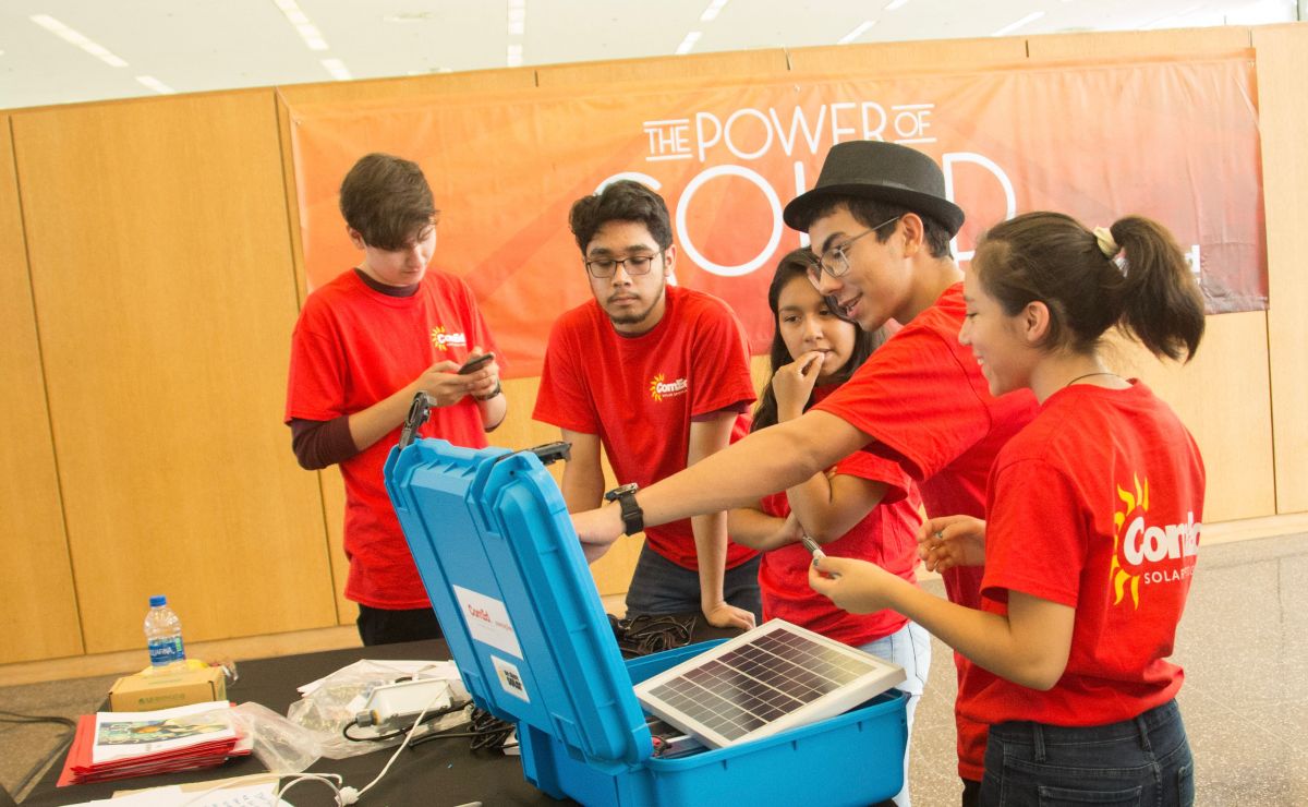 ComEd inspira a estudiantes de Chicago en el Mes de la Herencia Hispana ...