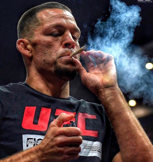 Peleador de UFC fumando marihuana previo a su regreso - La Raza