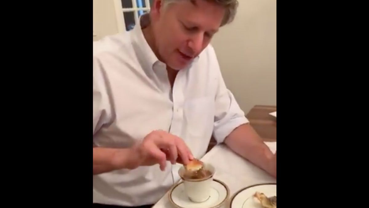 VIDEO: Embajador de EEUU aprende a ‘chopear’ pan de muerto en chocolate ...
