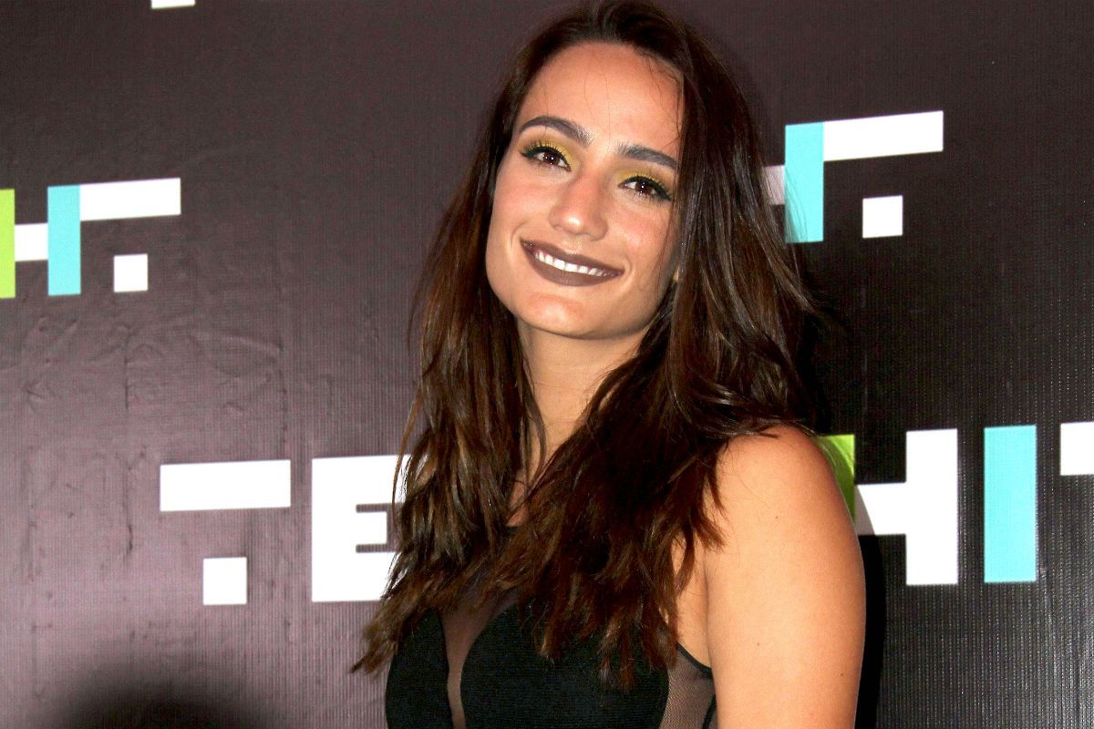 La hija de Consuelo Duval se luce con la blusa abierta, mostrando su ...