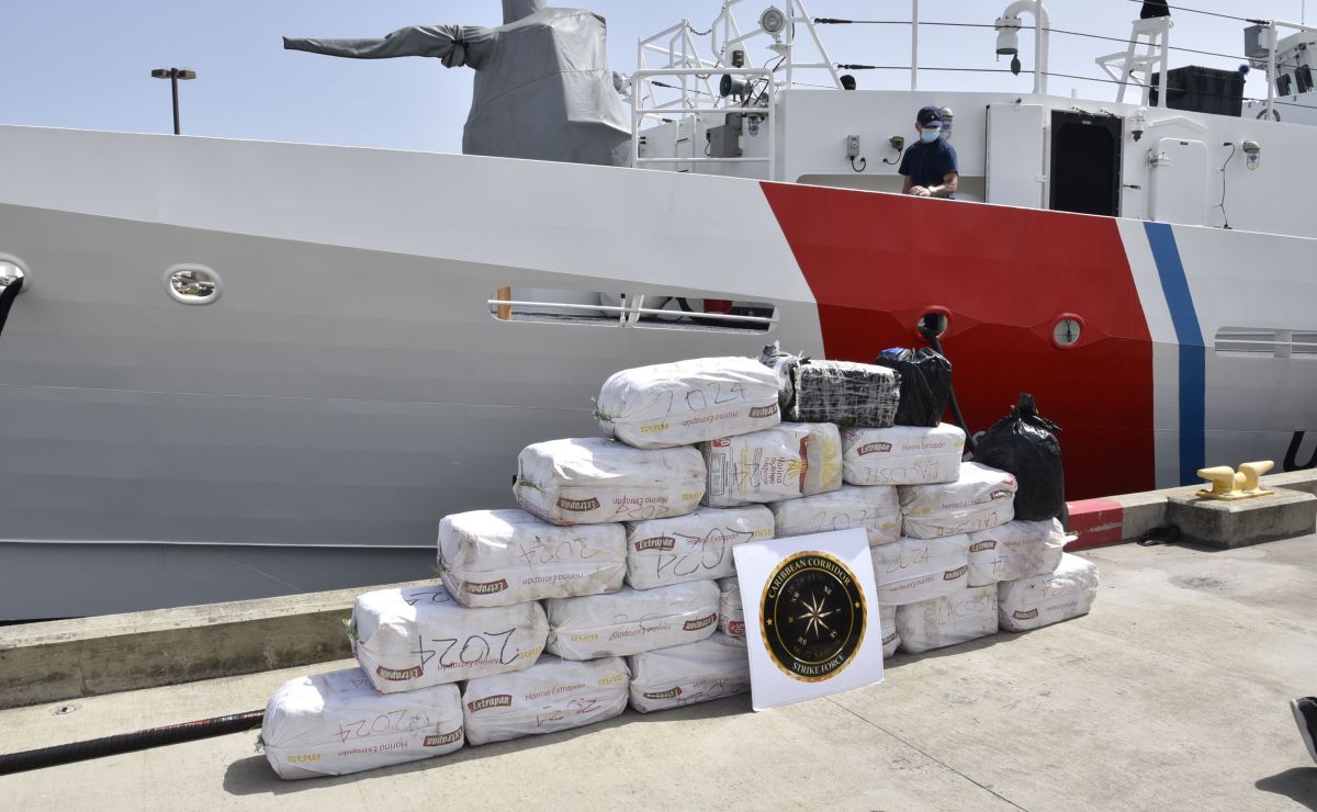 Guardacostas descargan en Puerto Rico $12 millones en cocaína capturada ...