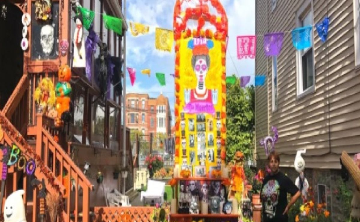 Mexicana del barrio de Pilsen vuelve a construir un altar ahora antes ...