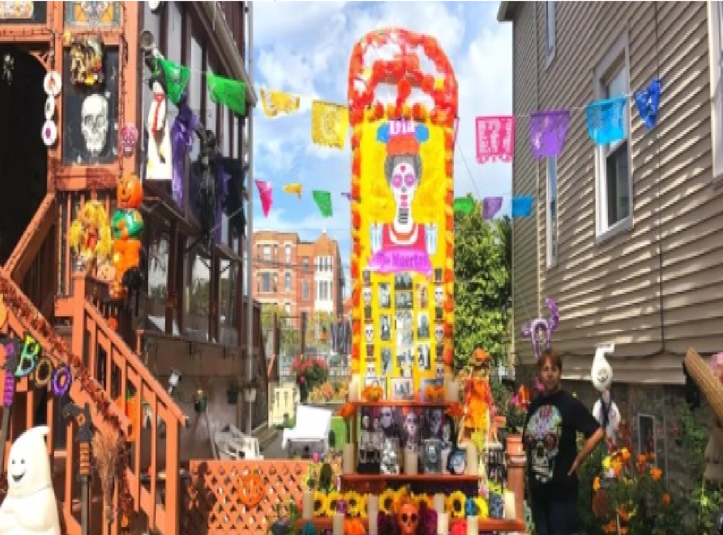 Mexicana del barrio de Pilsen vuelve a construir un altar ahora antes ...