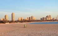 Visitantes De Una Playa De Chicago Buscan Refugio Tras Escuchar Un Visitantes De Una Playa De Chicago Buscan Refugio Tras Escuchar Un