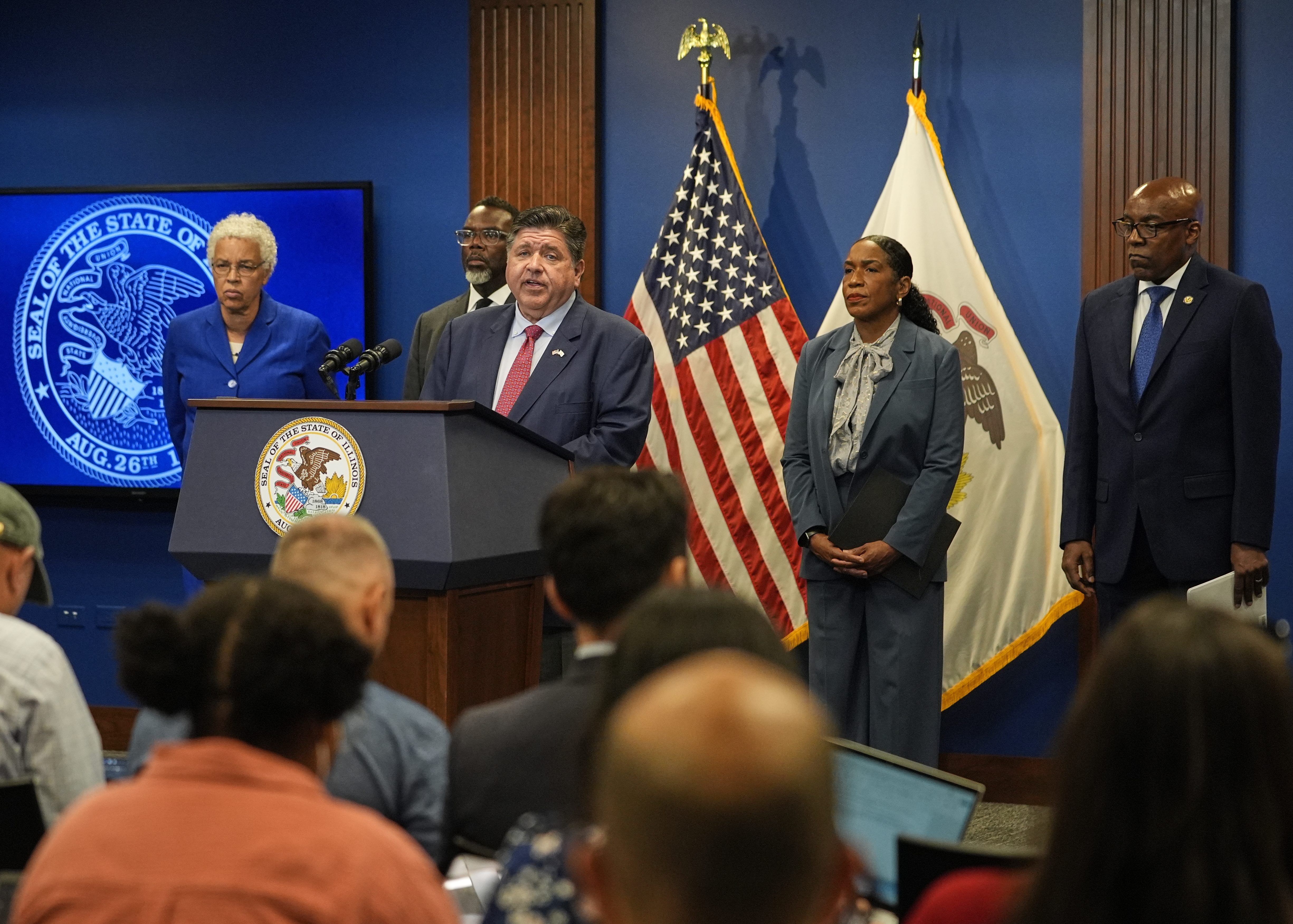 Pritzker advierte que Trump enviará agentes federales a comunidades ...