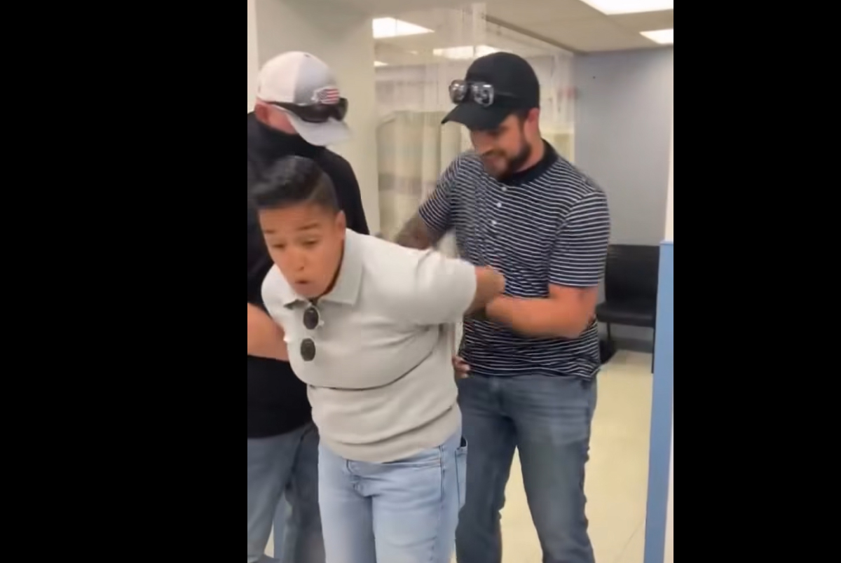 La concejala Jessie Fuentes es esposada por agentes federales mientras ...