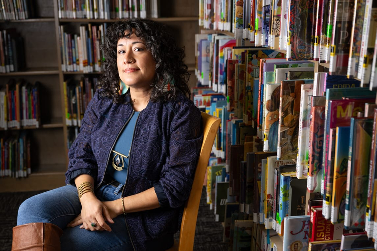 La escritora Mayda Del Valle es la voz poética oficial de Chicago - La Raza